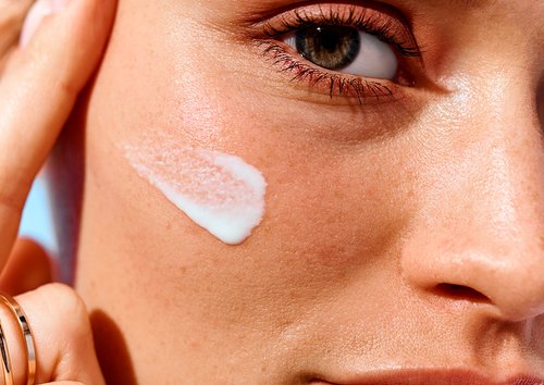 How Daily SPF Protection Shields Against UV Aging - Garnier